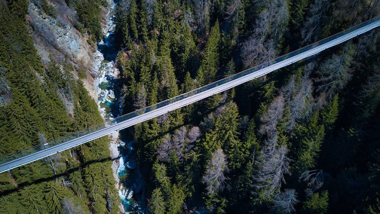 11 Hängebrücken in der Schweiz für Thrill-Seeker - SwitzerLanding
