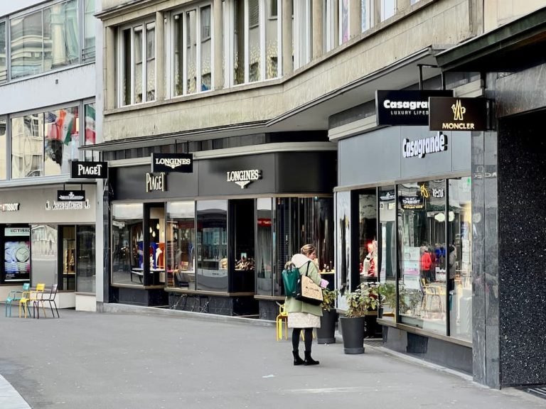 Lucerne vs Zurich: Which Swiss City Is Right For You? - SwitzerLanding